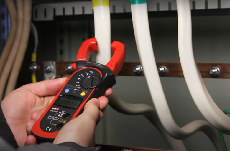How to Measure Amps With a Clamp Meter? - ElectronicsHacks