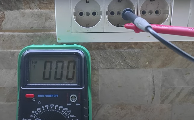 How to Test an Outlet With a Multimeter? - ElectronicsHacks