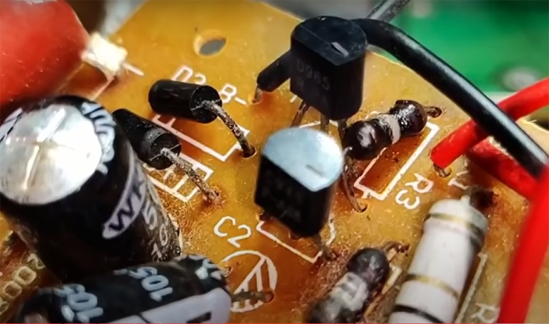Transistor vs. Resistor: What’s the Difference? - ElectronicsHacks