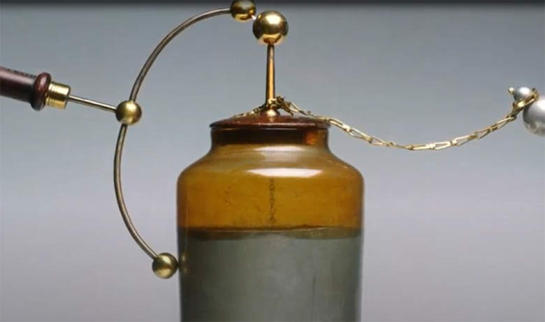 What Does a Capacitor Do? - ElectronicsHacks