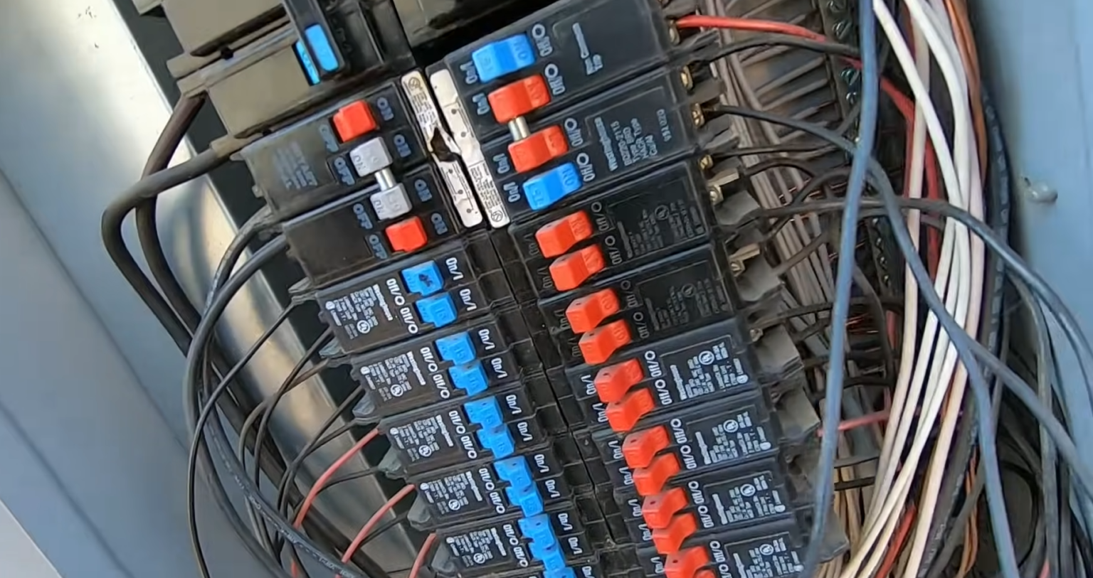 Certified Electrician vs. Licensed Electrician: What’s the Difference? - ElectronicsHacks