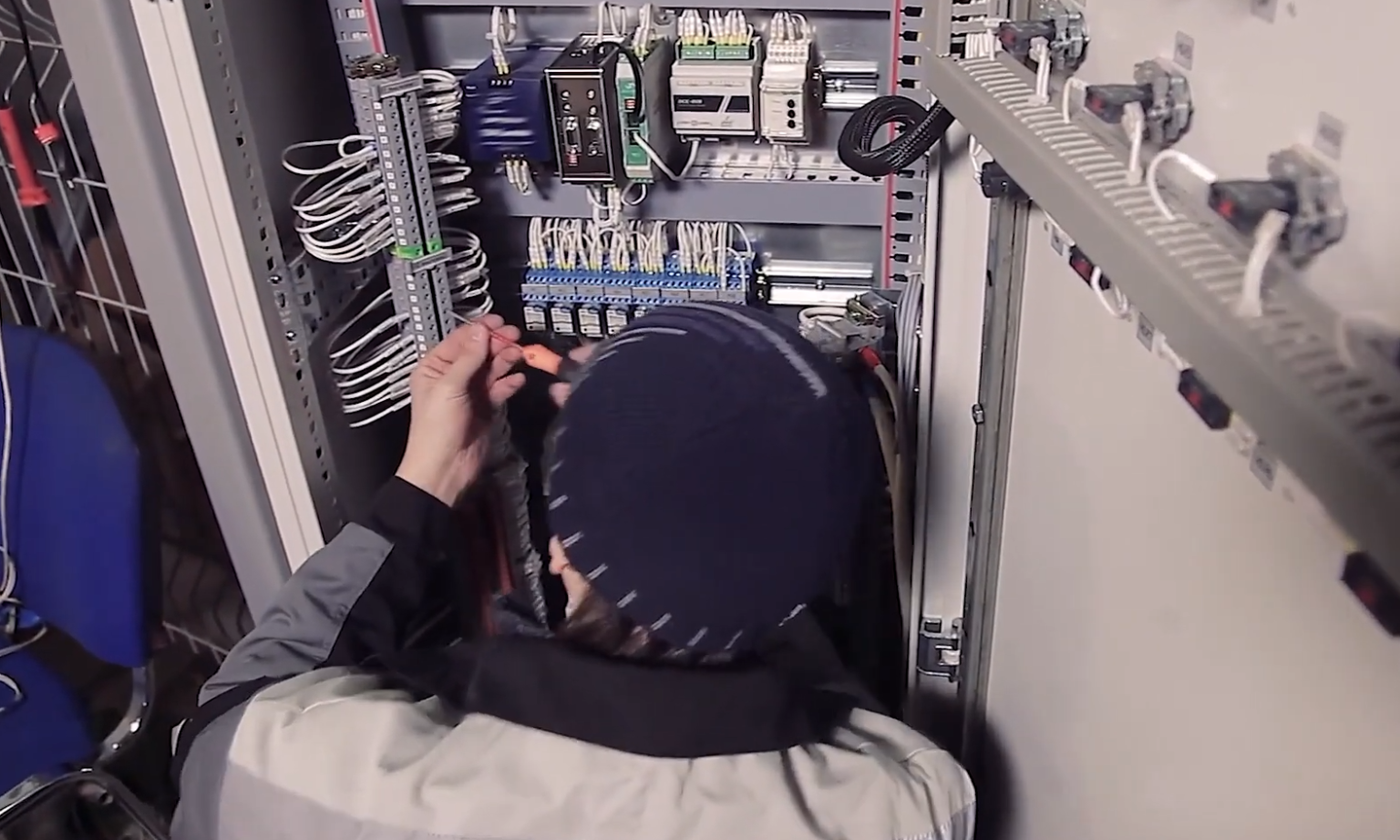 Electrician vs. Electrical Engineer: What’s the Difference? - ElectronicsHacks