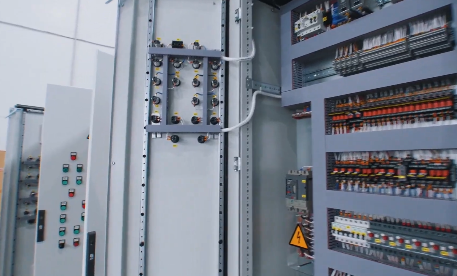 Low Voltage Technician vs. Electrician: What’s the Difference ...