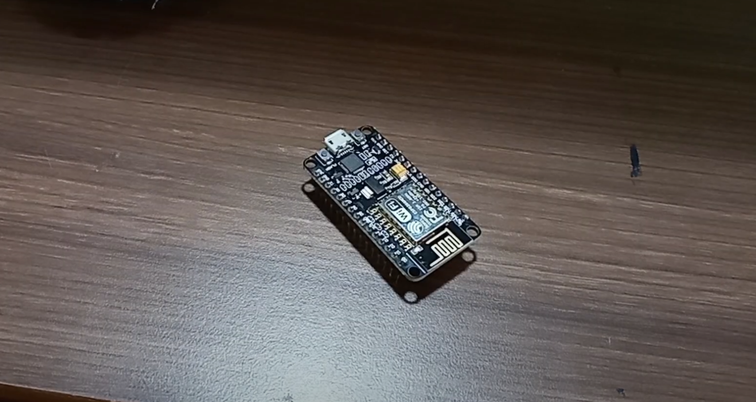 ESP32 vs. ESP8266: What’s the Difference? - ElectronicsHacks