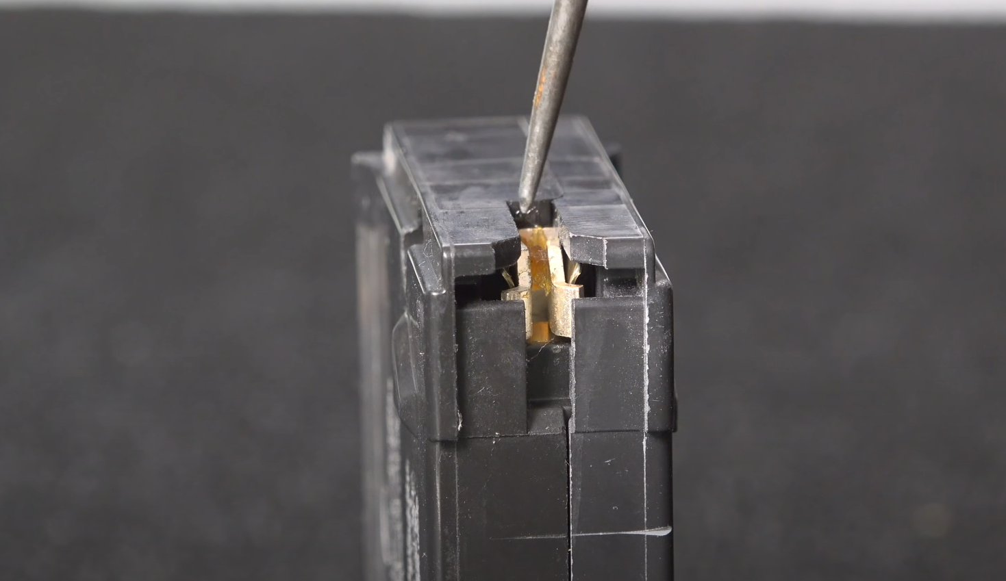 How to Replace a Fuse in a Fuse Box? - ElectronicsHacks