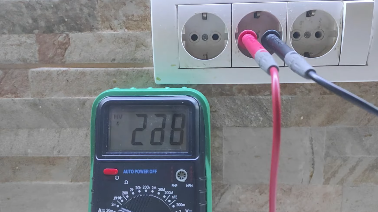 How to Test a 110V Outlet With a Multimeter? - ElectronicsHacks