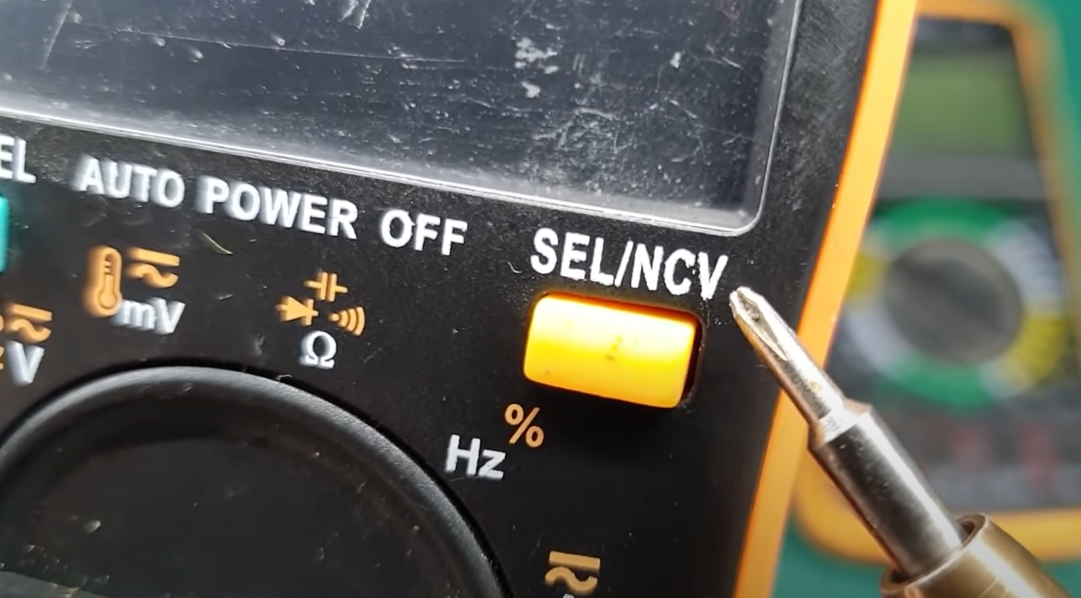 Multimeter Not Reading DC Voltage: How to Fix? - ElectronicsHacks