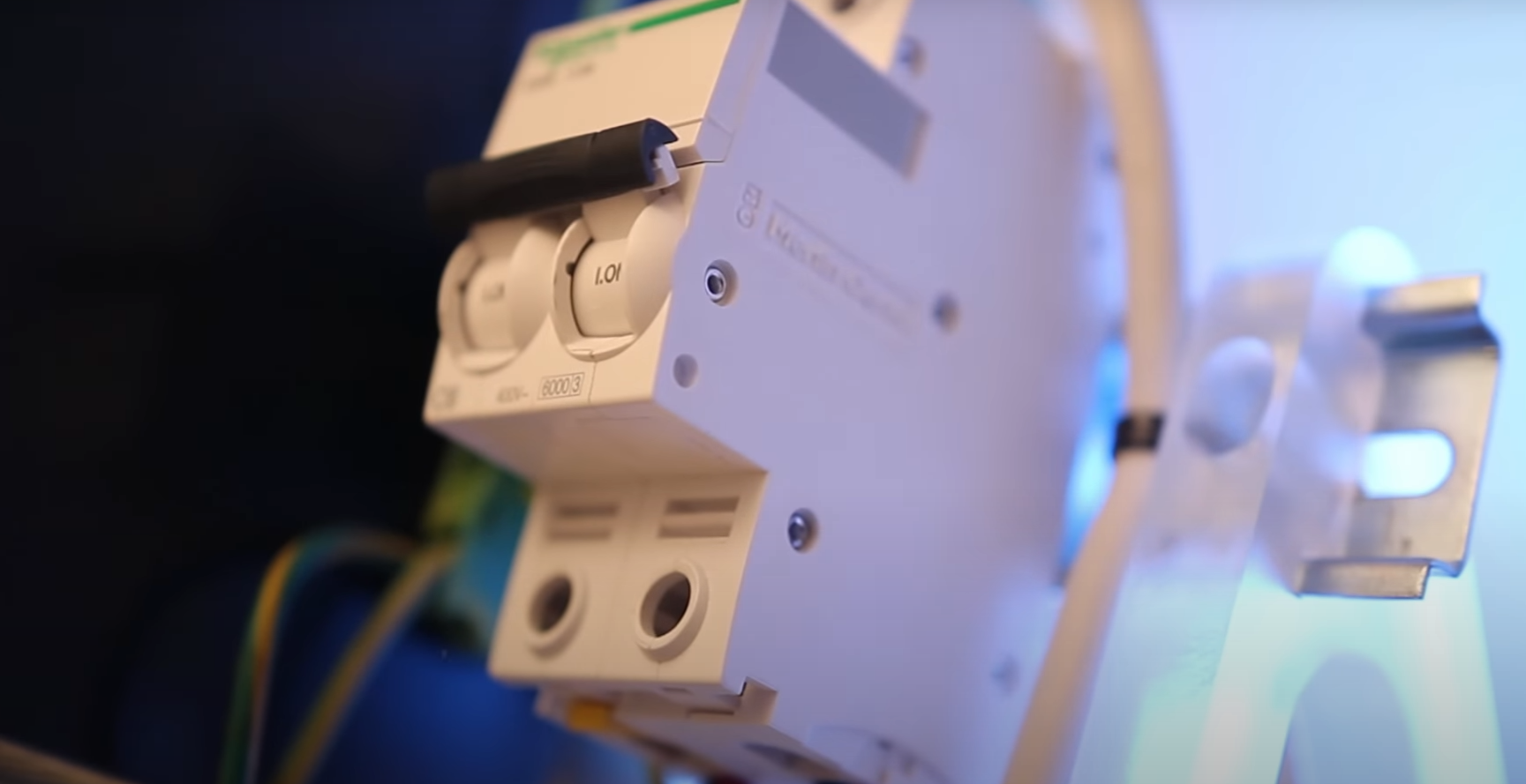 PLC vs. Microcontroller: Which is Better? - ElectronicsHacks