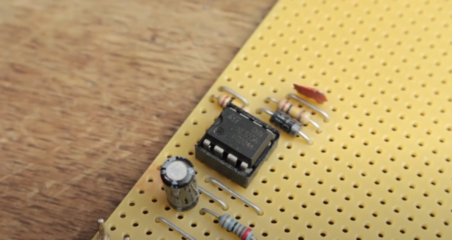 Can Transistors Work With AC? - ElectronicsHacks