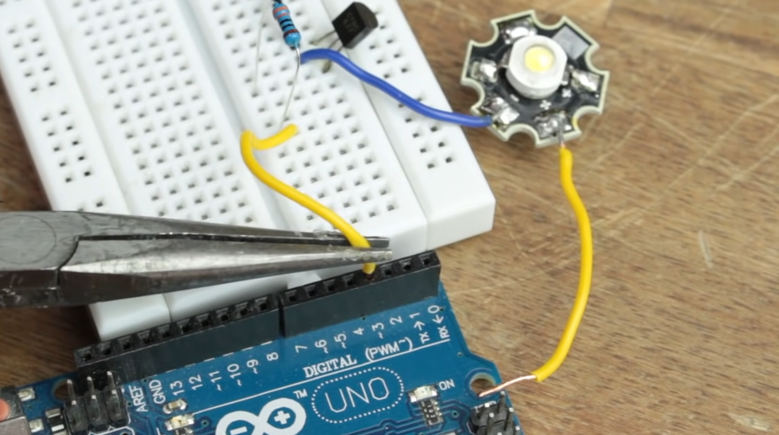 Can Transistors Work With AC? - ElectronicsHacks