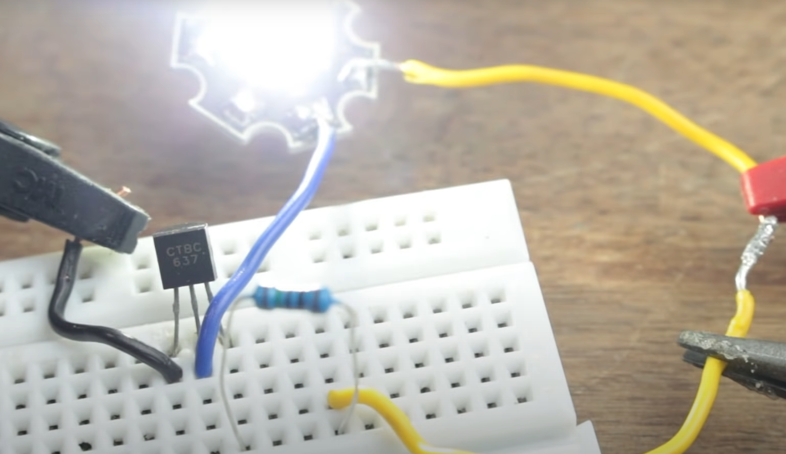 Can Transistors Work With AC? - ElectronicsHacks