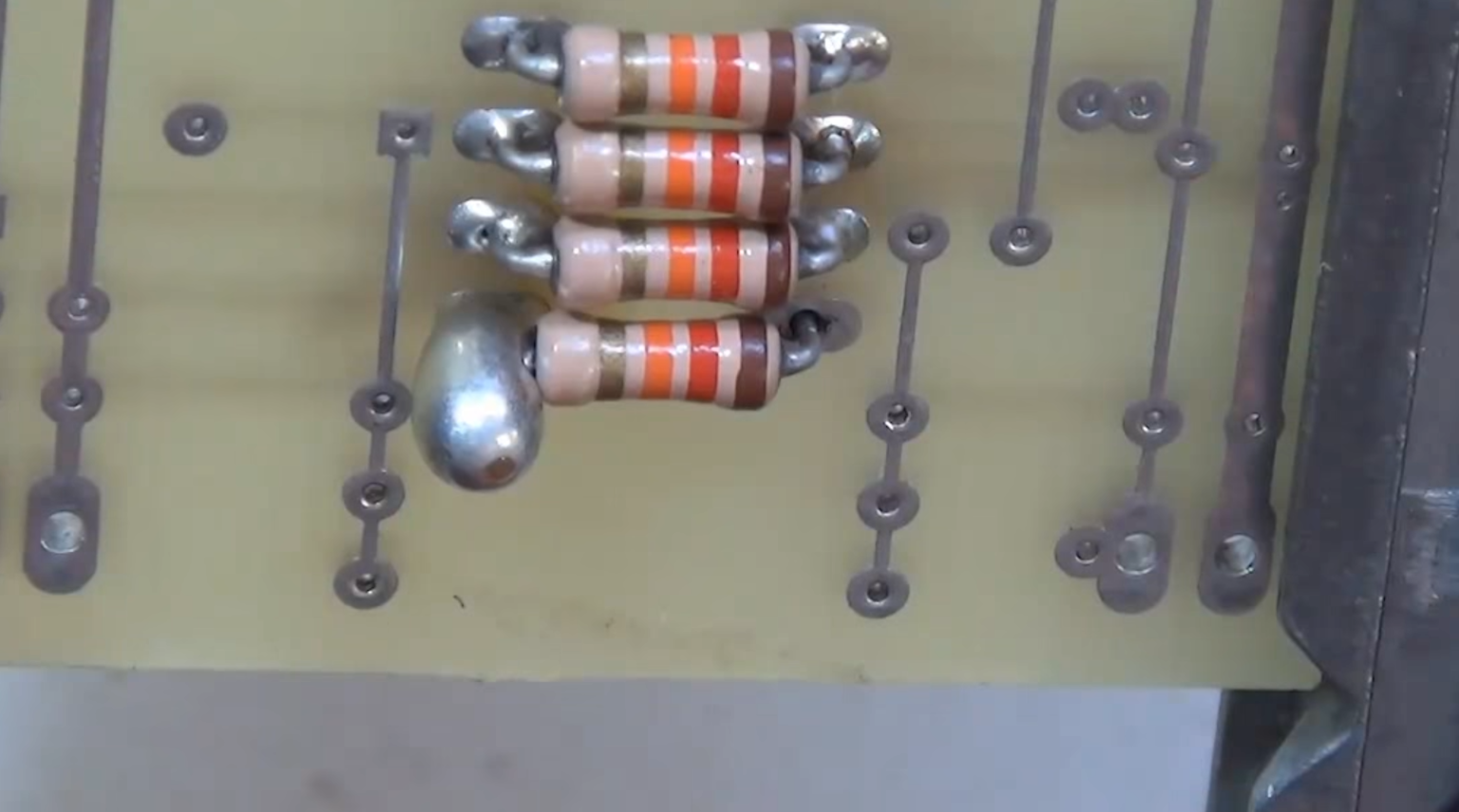 Does a Resistor Have Polarity? - ElectronicsHacks