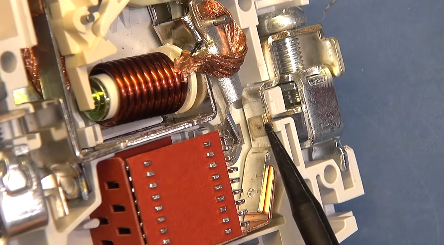 How Does a Switch Work in a Circuit? - ElectronicsHacks