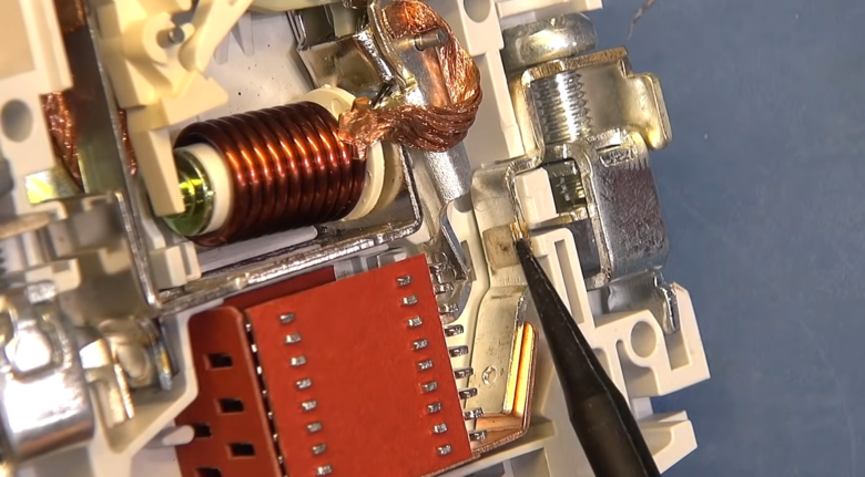 How Does a Switch Work in a Circuit? - ElectronicsHacks