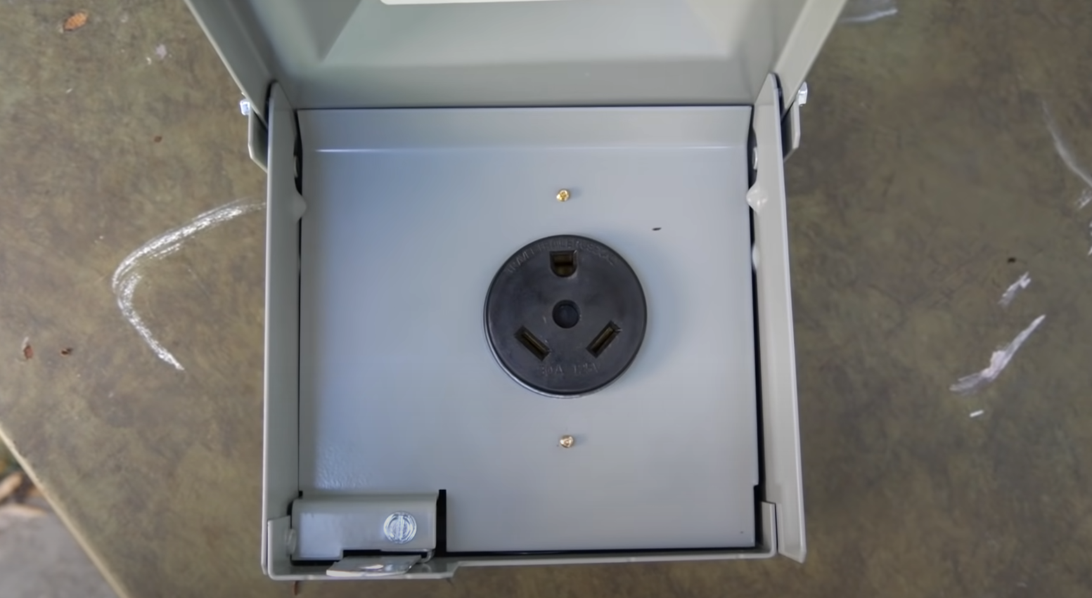 How to Install a 30-Amp Breaker? - ElectronicsHacks