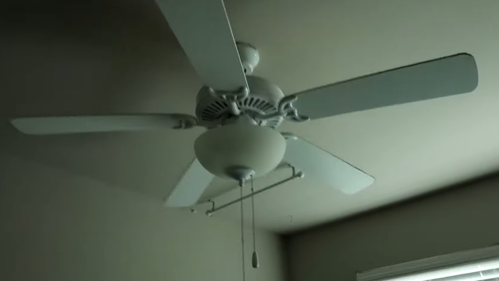 Hampton Bay Ceiling Fan Remote Not Working: How to Fix? - ElectronicsHacks