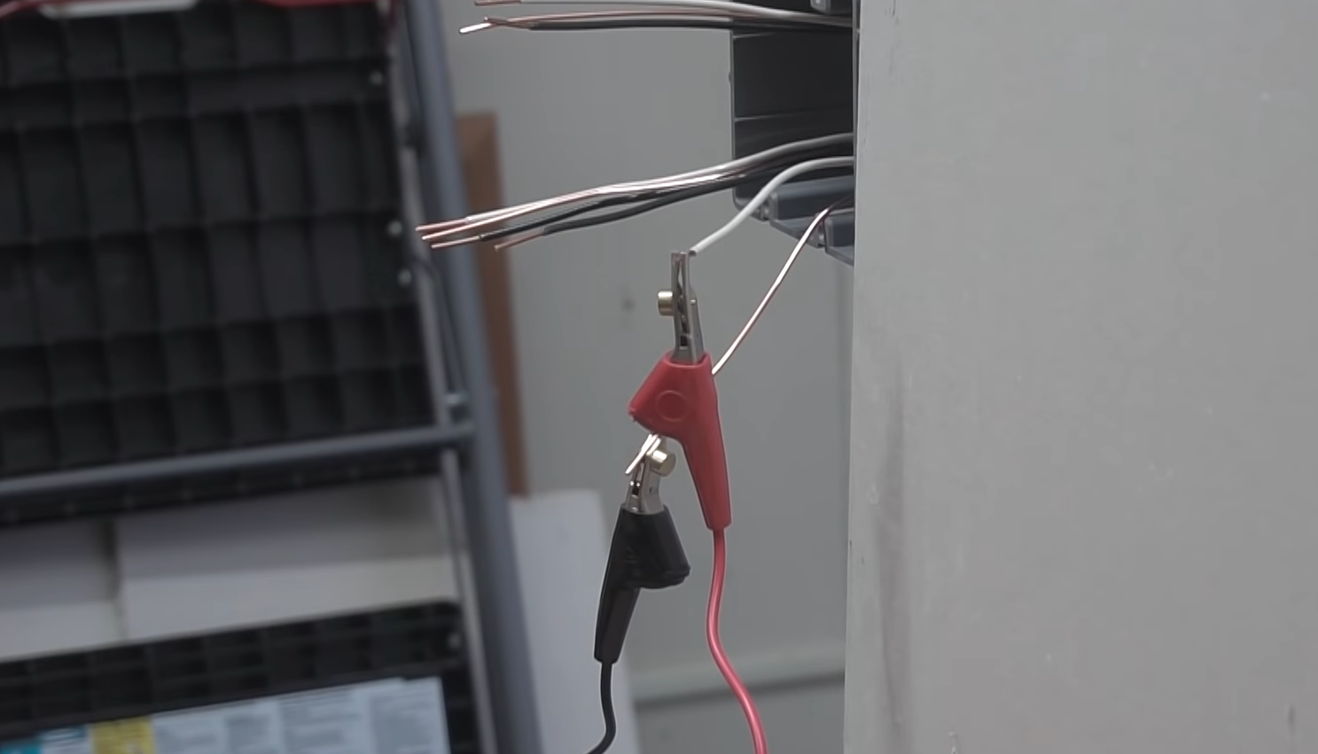 How to Trace a Wire Without Power? - ElectronicsHacks