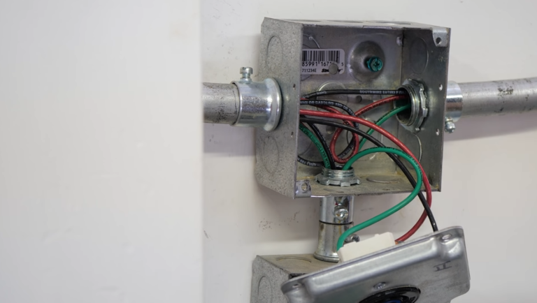 How to Wire 220V Plug With 3 Wires? - ElectronicsHacks