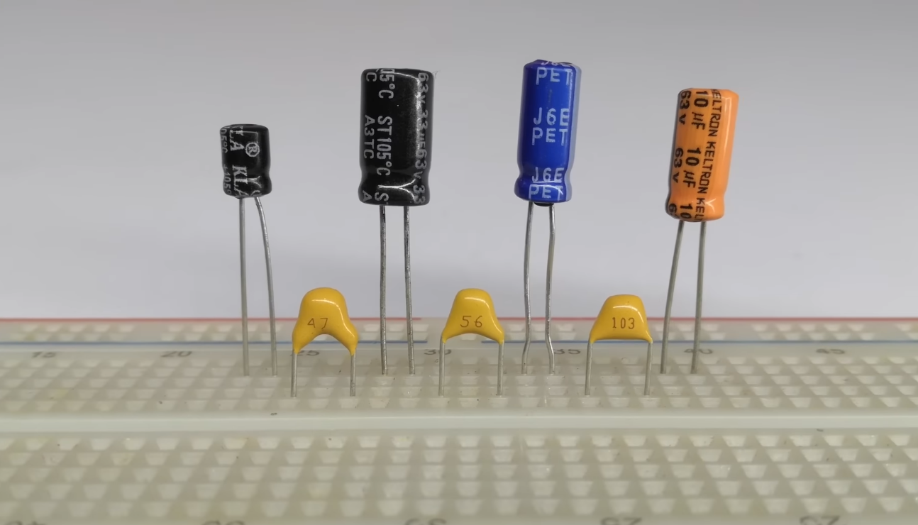 Does Voltage Change Across a Capacitor? - ElectronicsHacks