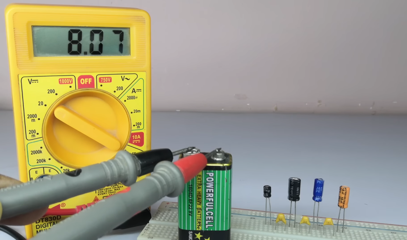 Does Voltage Change Across a Capacitor? - ElectronicsHacks