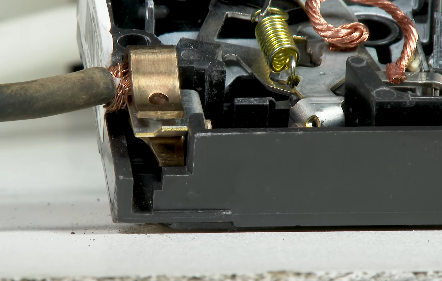 How Does a Circuit Breaker Work? - ElectronicsHacks