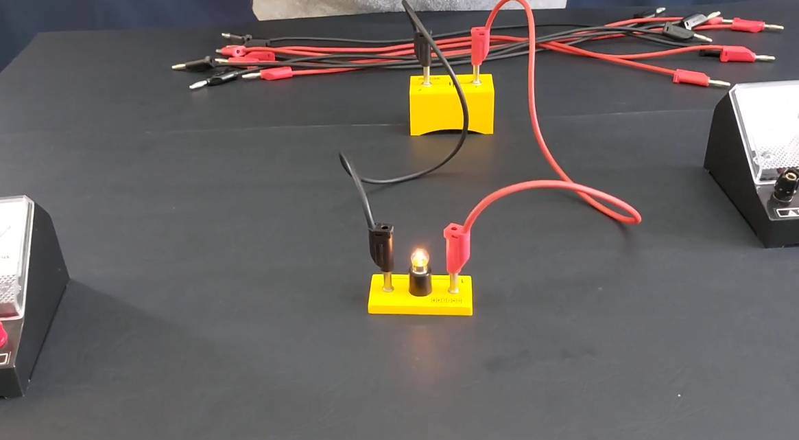 How Is a Voltmeter Connected in a Circuit? - ElectronicsHacks