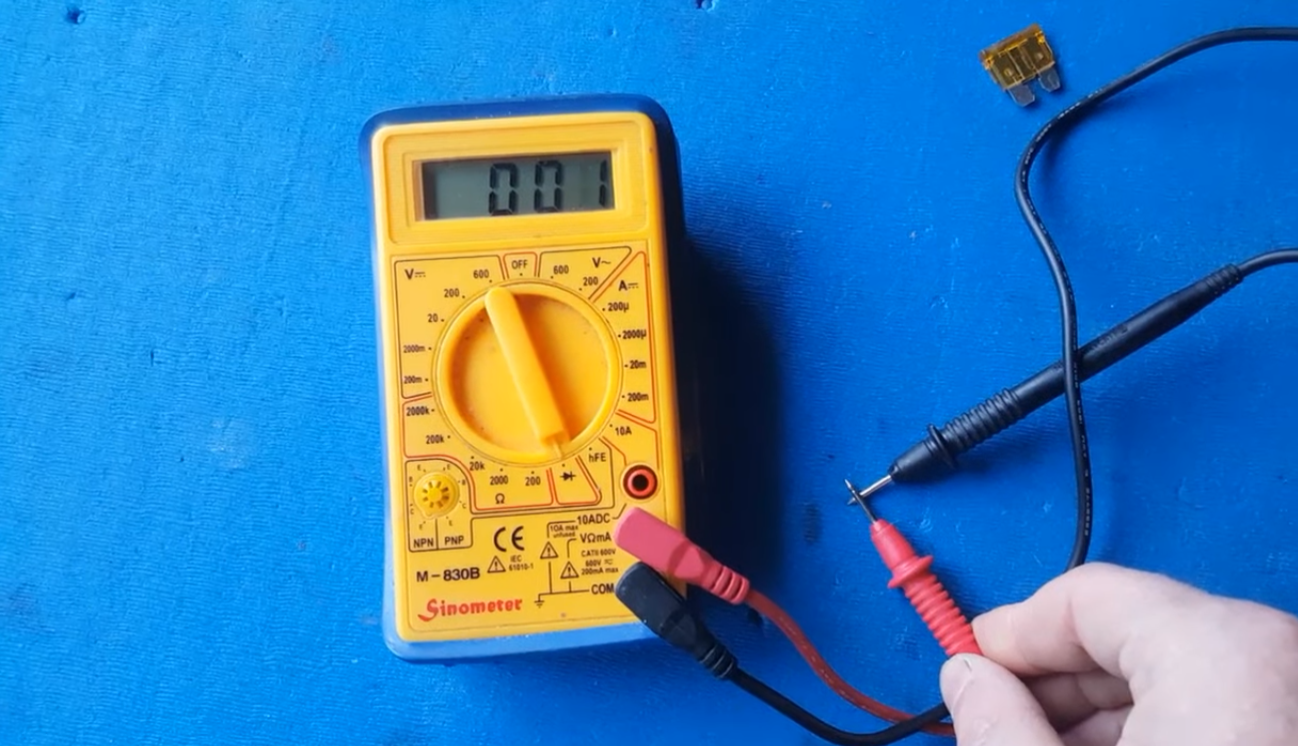 How Is a Voltmeter Connected in a Circuit? - ElectronicsHacks