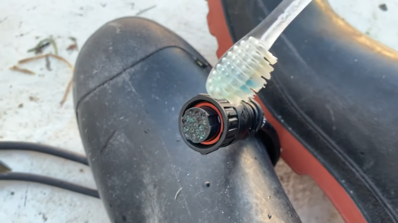 How to Remove Dielectric Grease? - ElectronicsHacks