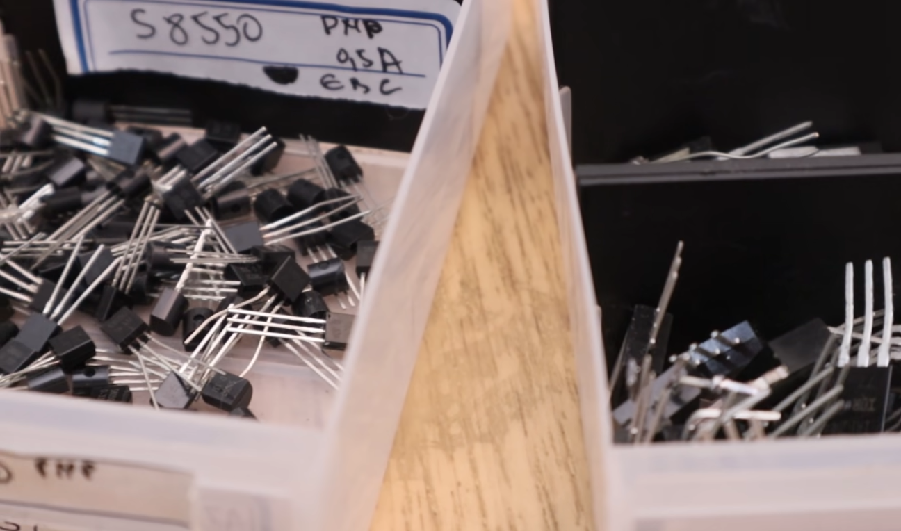 Op-Amp vs. Transistor: What’s the Difference? - ElectronicsHacks