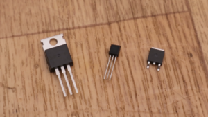Op-Amp vs. Transistor: What’s the Difference? - ElectronicsHacks