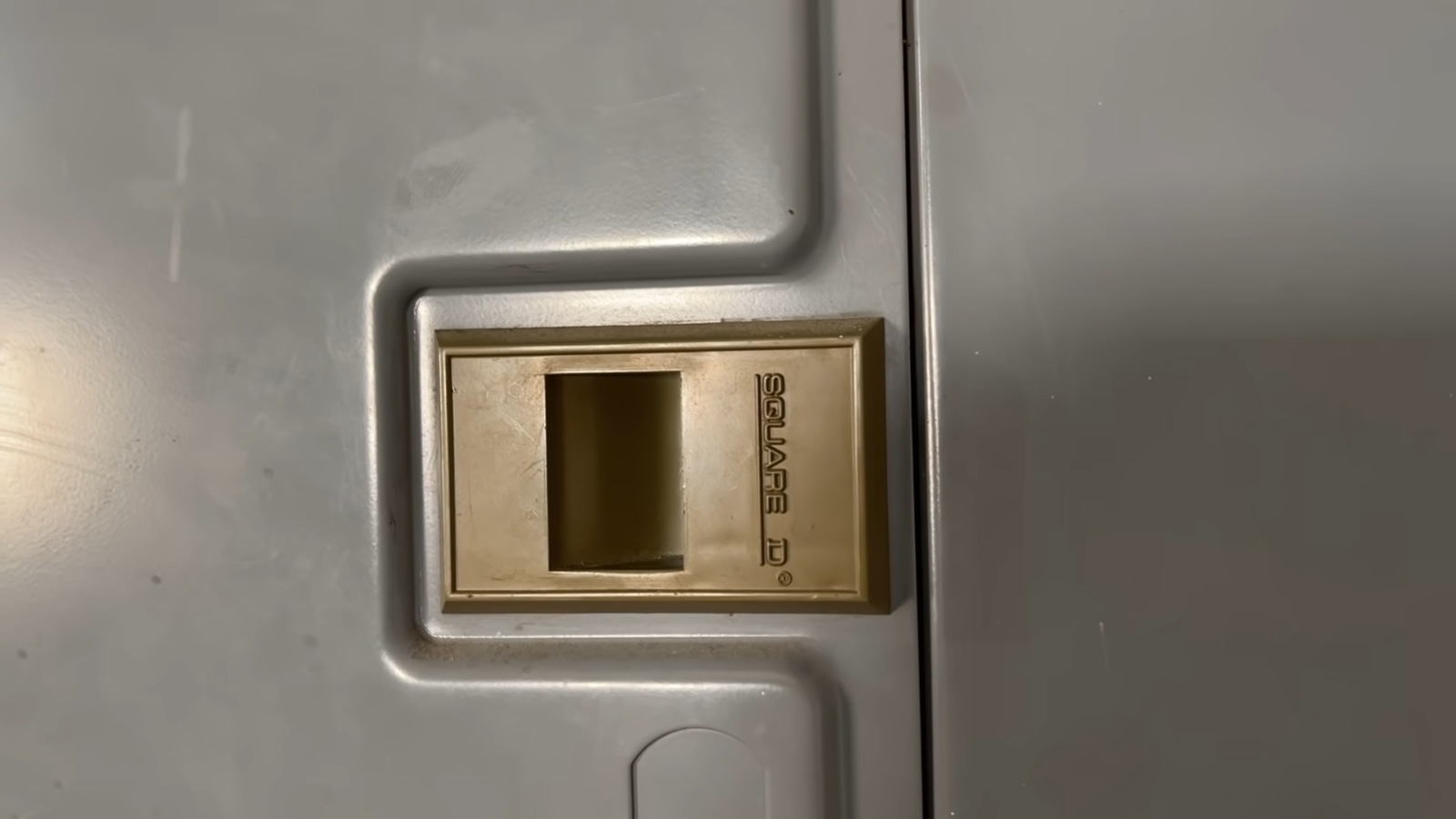 How to Open a Breaker Box? - ElectronicsHacks