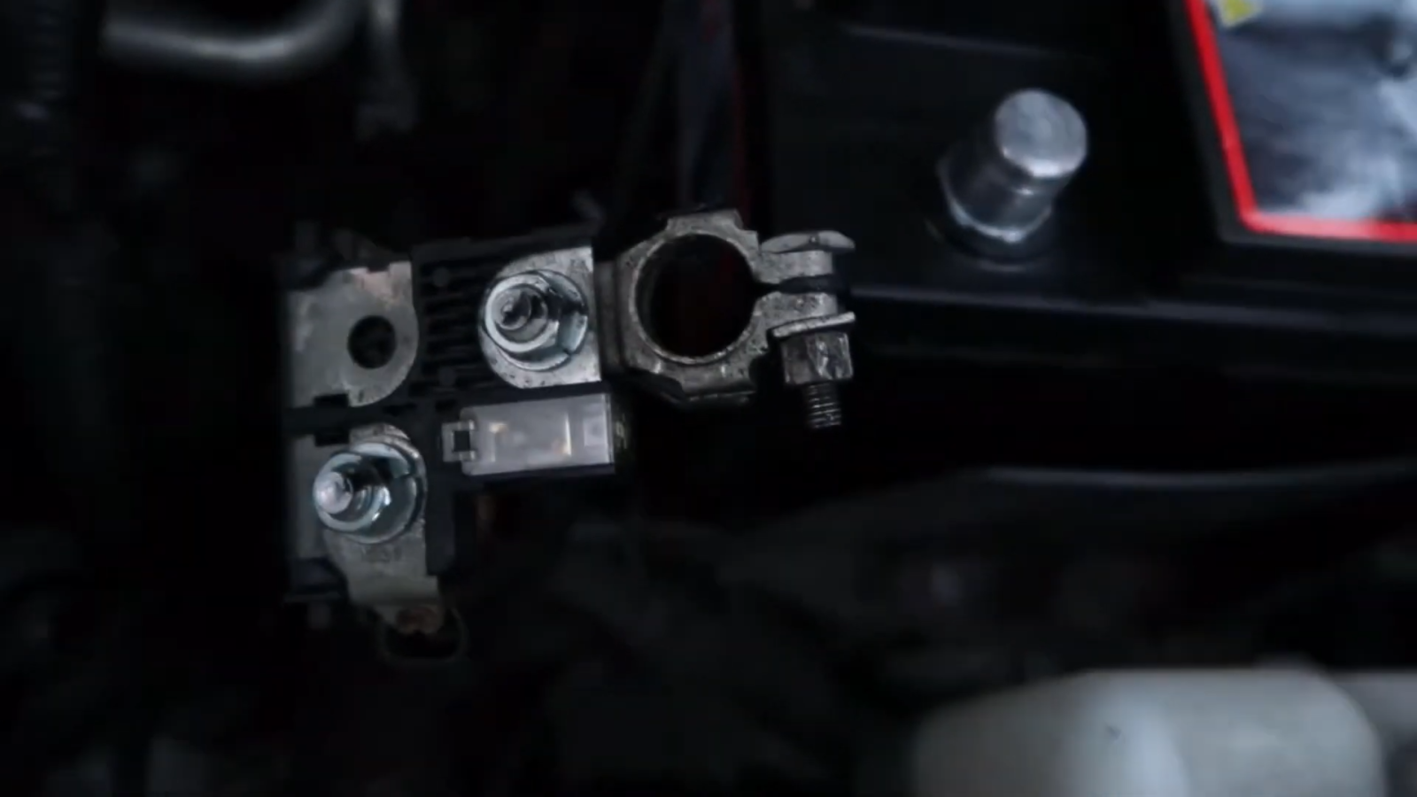 What Does the Battery Fuse Do? - ElectronicsHacks