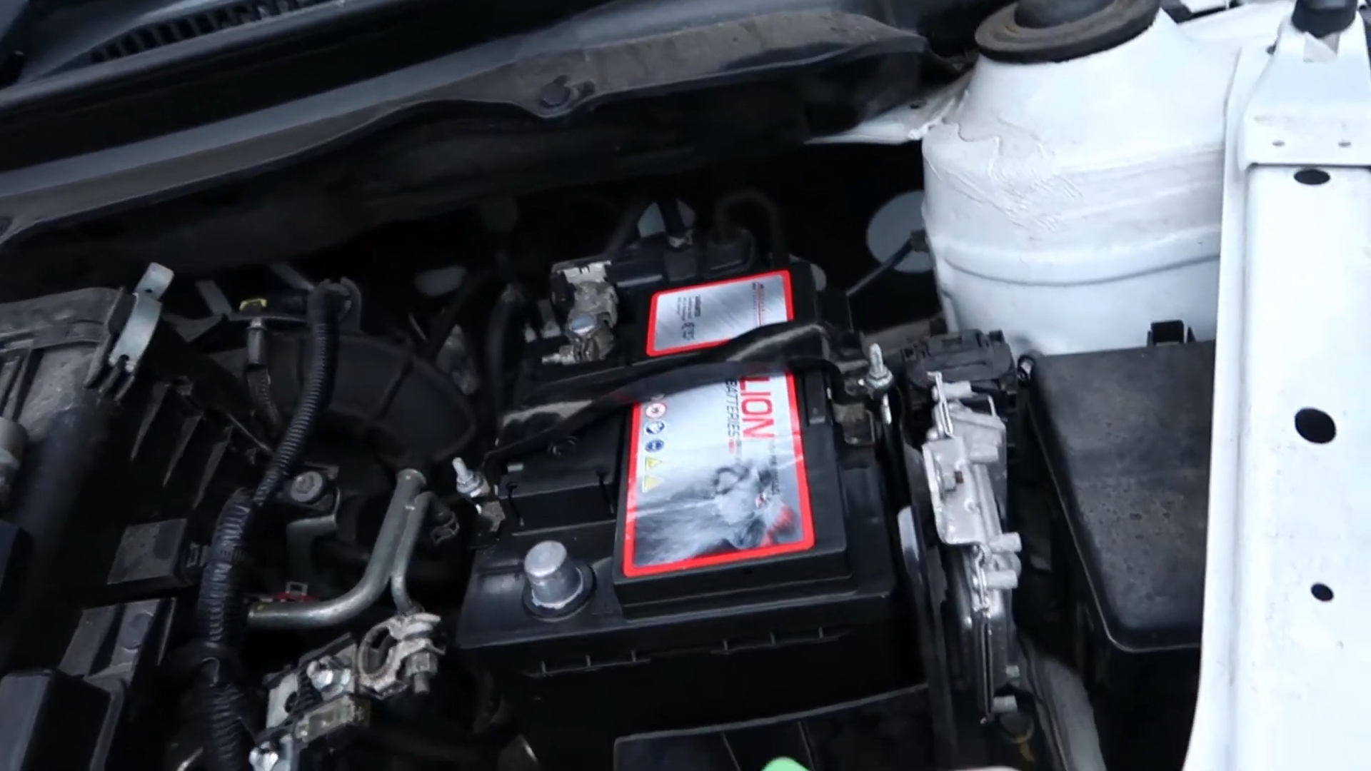 What Does the Battery Fuse Do? - ElectronicsHacks